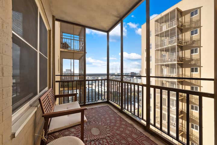 Stocked Kitchen | Screened Balcony | Skyline View - Atlanta, GA