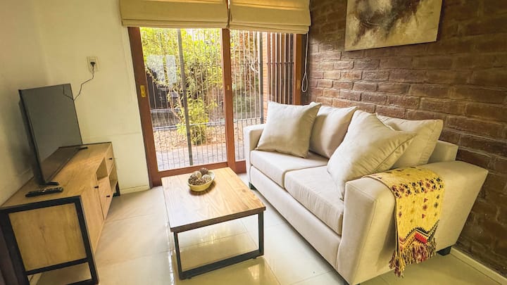 Espaciosa Casa A Metros De A. Villanueva - Cochera - Mendoza