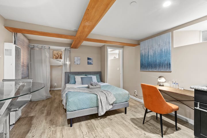 Yieldmax (Du) | Central Location Suite W Bathroom - Mountain View, CA