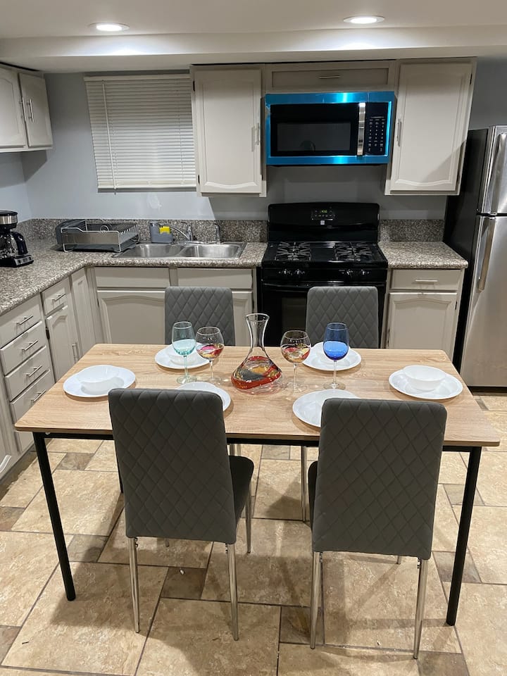 Completely Remodeled Basement Apt Near The Airport - Aéroport O'Hare de Chicago (ORD)
