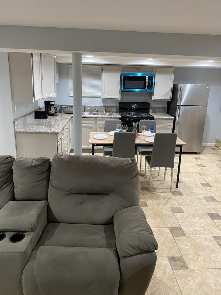 Completely Remodeled Basement Apt Near The Airport - Des Plaines, IL