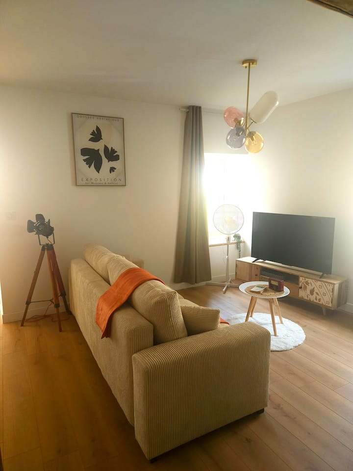 "La Tour", Logement Cosy, Au Calme - Lagnieu