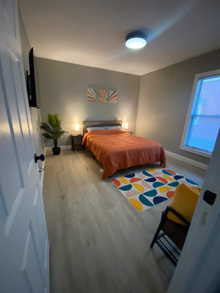 Spacious Upper Oasis - Milwaukee, WI