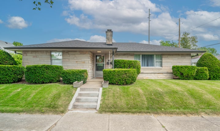 Home In Downtown Mooresville - Mooresville, IN