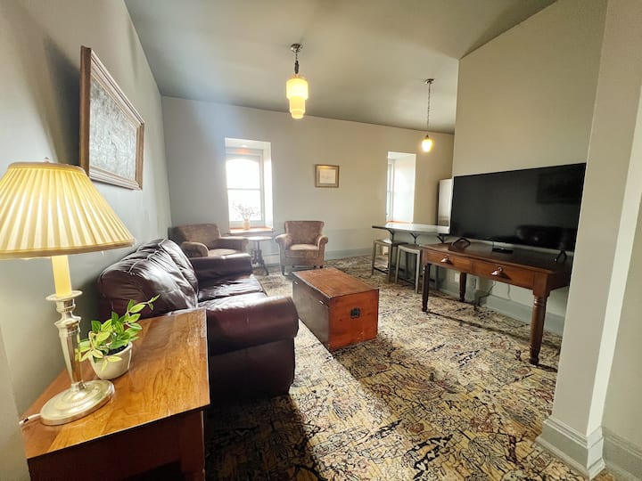 Owner's Suite At The Historic Black Hawk Hotel - Cedar Falls, IA