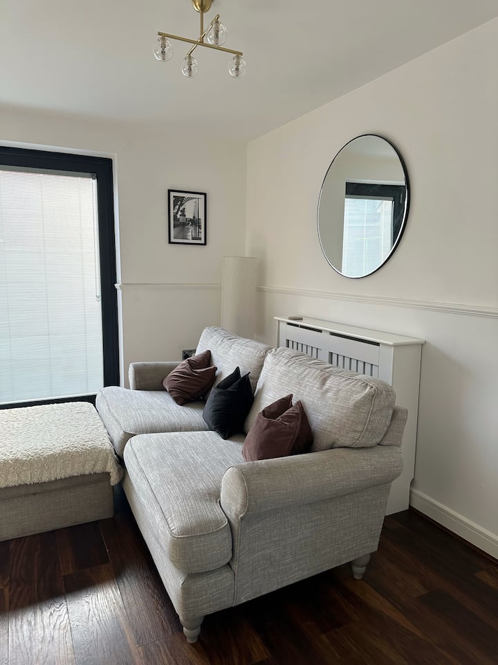 Lovely Quiet Townhouse Between Wiltshire/cotswolds - Swindon
