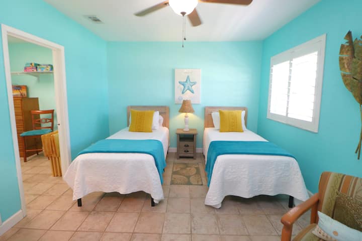 Best Location! Steps To The Beach And Flagler Ave! - New Smyrna Beach, FL