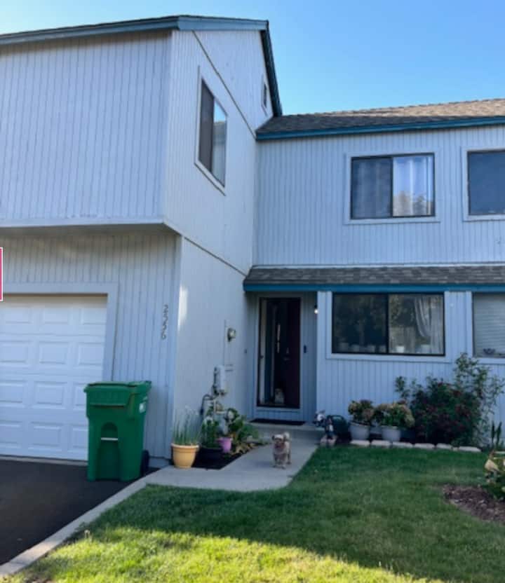 Charming 2 Bdrm Loft & Garage - Sparks, NV