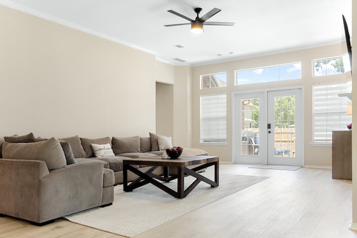 Fully Renovated 4 Bedroom With Hot Tub - Arlington, TX