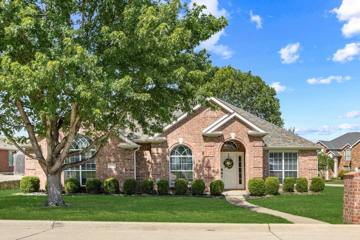 Fully Renovated 4 Bedroom With Hot Tub - Mansfield, TX