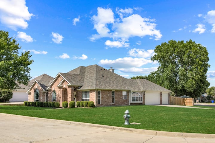 Fully Renovated 4 Bedroom With Hot Tub - Mansfield, TX