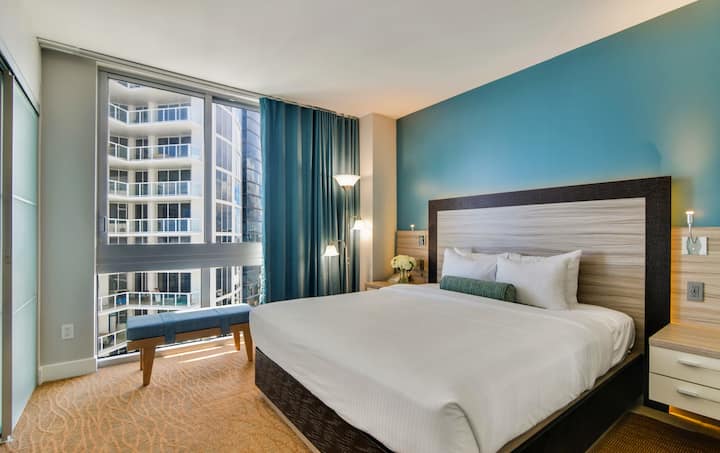 M Resort Unit Direct Beach Access - Sunny Isles Beach, FL