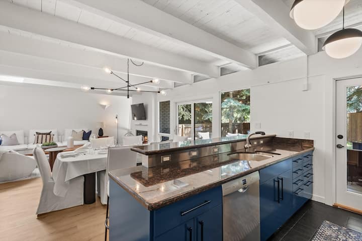 Aspen Downtown Remodeled Designer Retreat - Aspen, CO