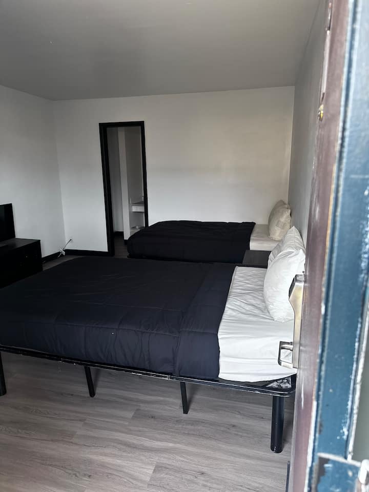 2 Queen Beds - Strafford, MO