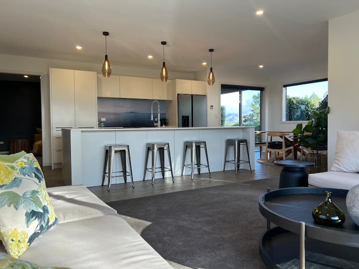 Spacious Modern Home With Beautiful Views - Havelock North