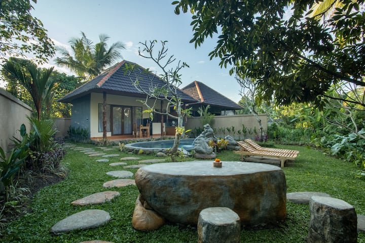 1 Br Villa With Spacious Lawn And Private Pool - Gianyar