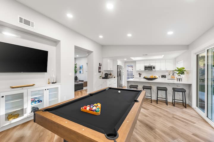 Stunner - Av's Hottest Airbnb! - Lancaster, CA
