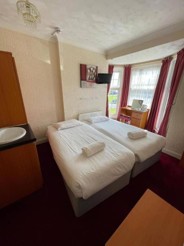 Fjaerland Hotel Standard Twin Room - Great Yarmouth