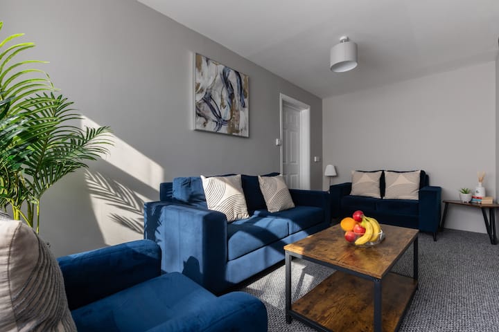 Lakeside 4 Bedroom Home - Barking