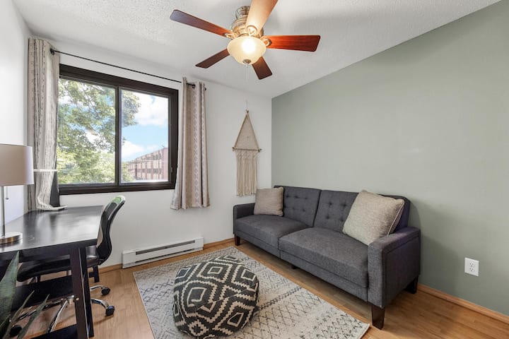 Modern 2br Apt, 1 Mi To U Of I - Iowa City, IA