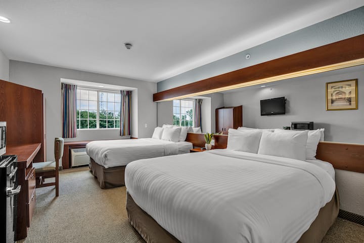 The Block Hotel - Relax In Style - Double Queen - Rogers, AR