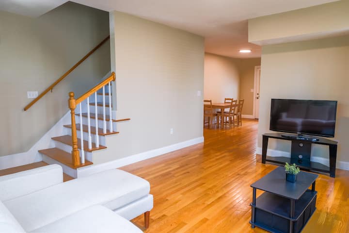 Stylish Condo With Parking/wi-fi - Winthrop, MA