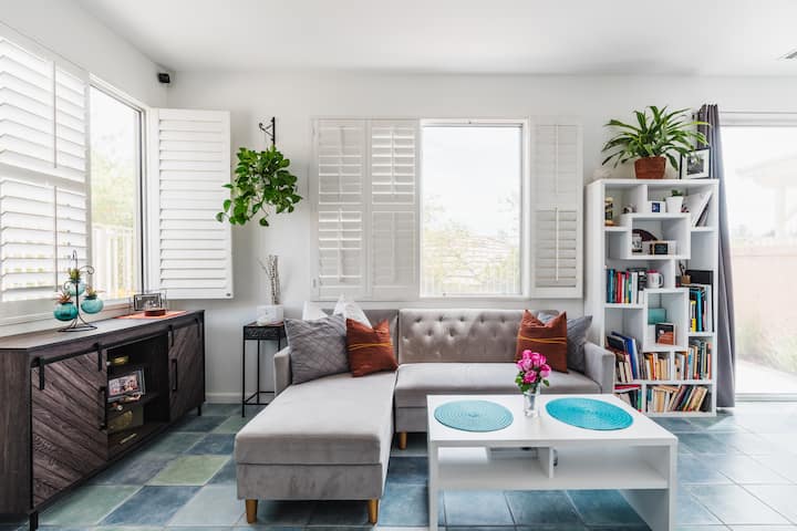 Entire Bright Cozy Two-story Townhouse - Santa Clarita, CA