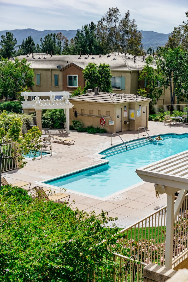 Bright 2br/2ba Valencia Townhouse + Pool & Spa - Santa Clarita, CA