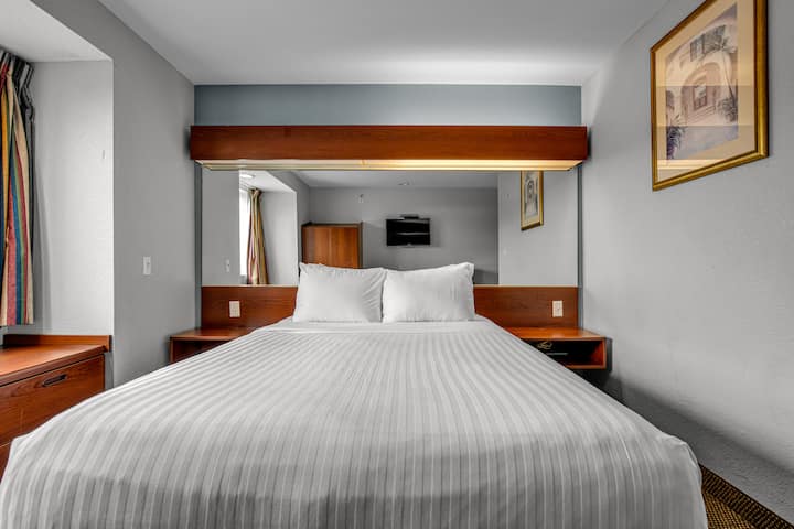 The Block Hotel - Cozy Queen Room - Bentonville, AR