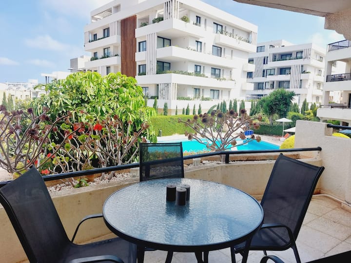 1st Class Location Pool View Apt - Paphos