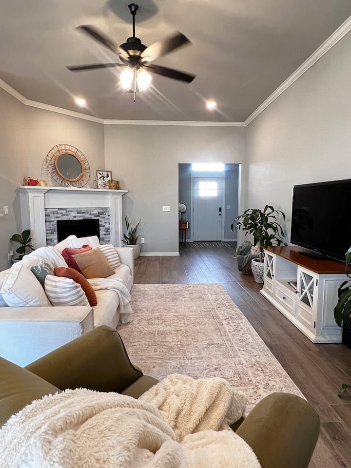 Modern Retreat By Airport - Lake Overholser, OK
