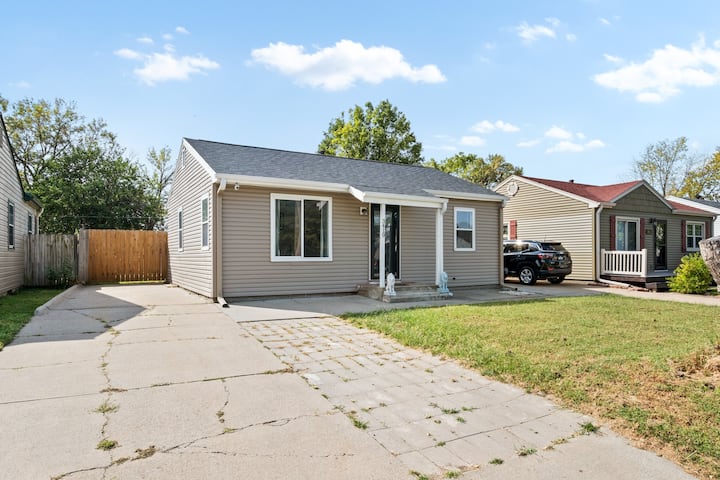 Cozy Central Home - Council Bluffs, IA