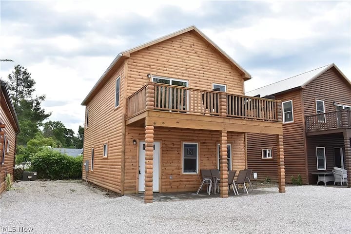 Lakeshore Retreat - Geneva-on-the-Lake, OH