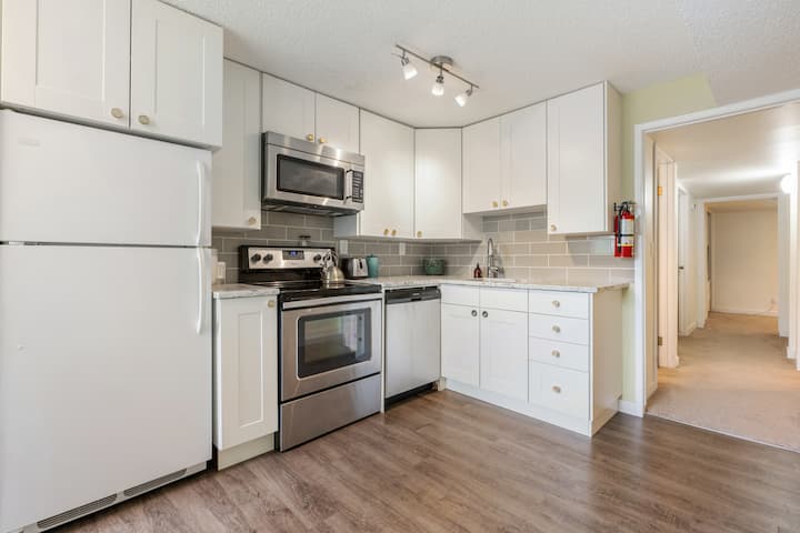 Colourful 1 Bed Apartment - Calgary