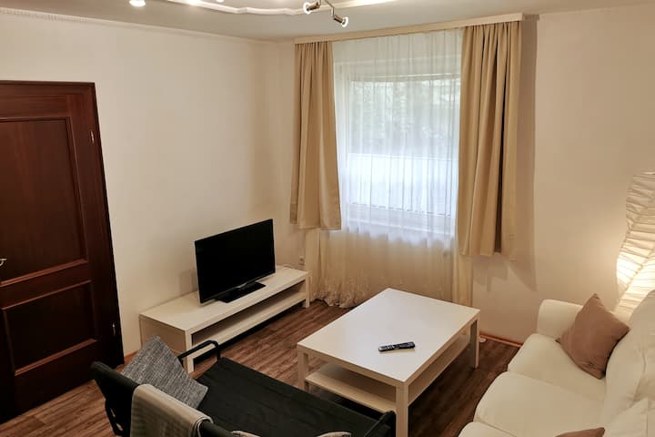 Ruhige Ferienunterkunft Mit Blick In Den Garten - 