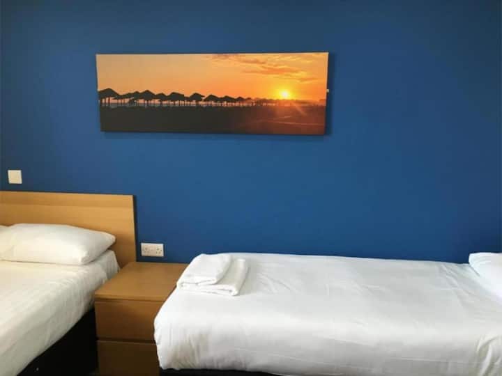 Oyo Wave Crest Hotel Standard Family Of 5 Room - Blackpool