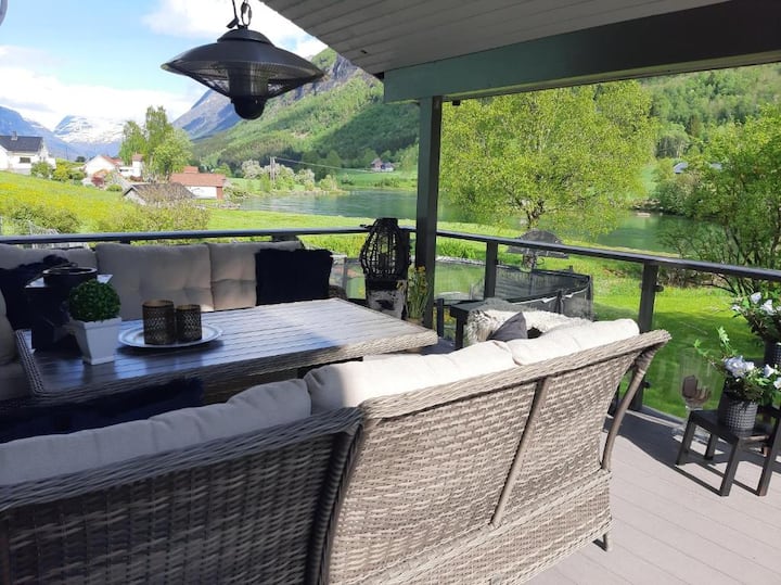 Stryn Sentralt. 3 Soverom. 2 Bad. Utsikt Mot Elv - Loen