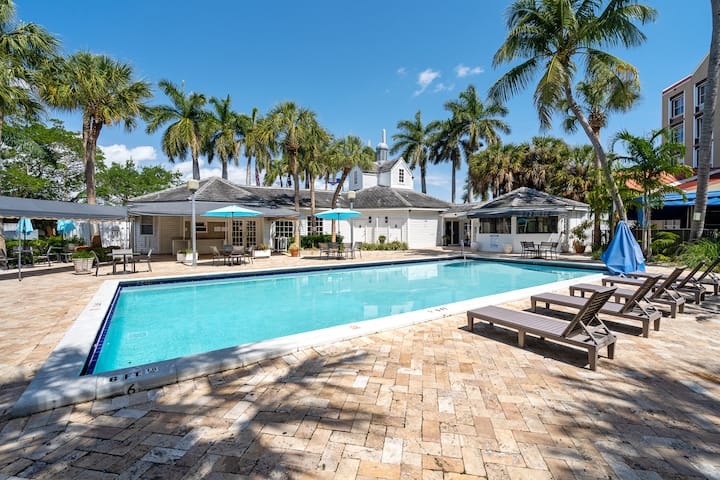 210 - Hollywood Shops Dining/more - Dania Beach, FL