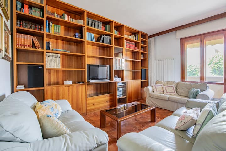 Bright And Spacious Home With Free Parking - Viareggio