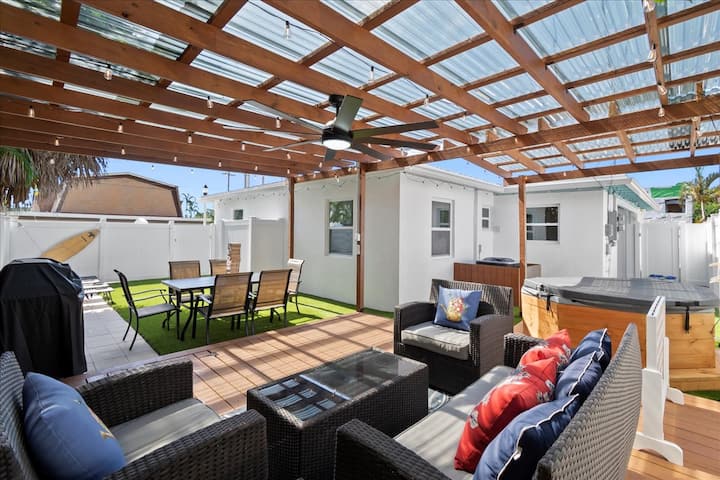 Modern 2br-hot Tub/pergola/games - West Palm Beach, FL