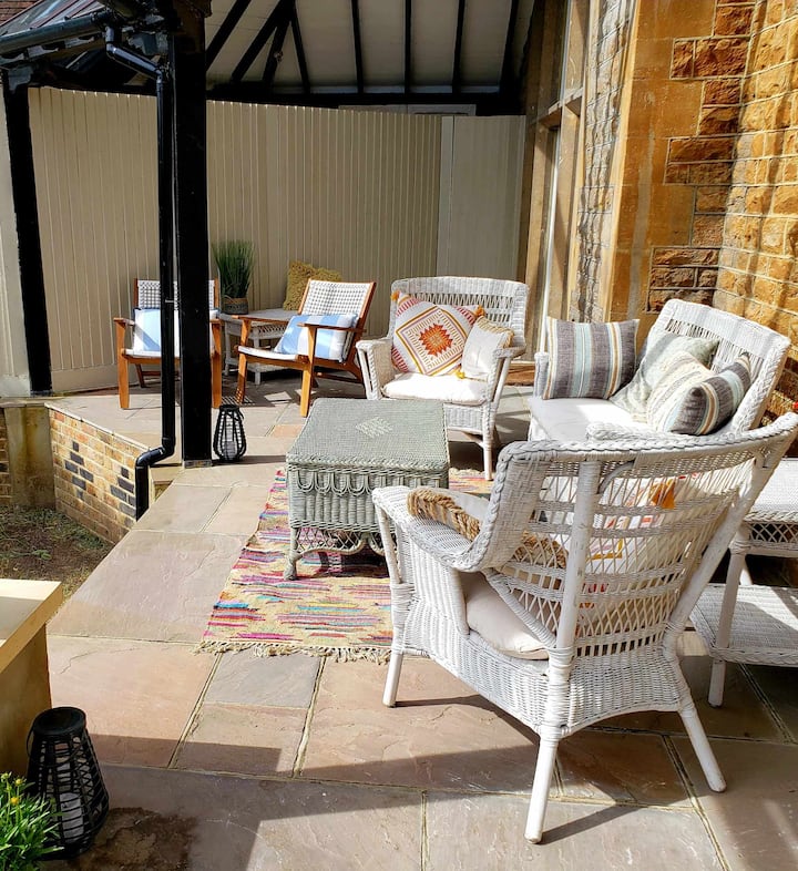 Ground Floor Condo With Veranda - Redhill