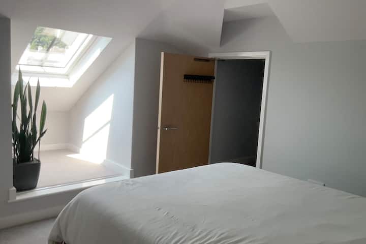 King-sized Bed Near Preston Park - Brighton and Hove