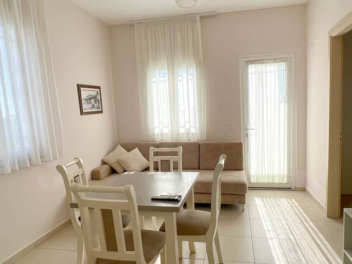 Spacious & Sunny 2 Bedroom Apt. - Arnavutluk