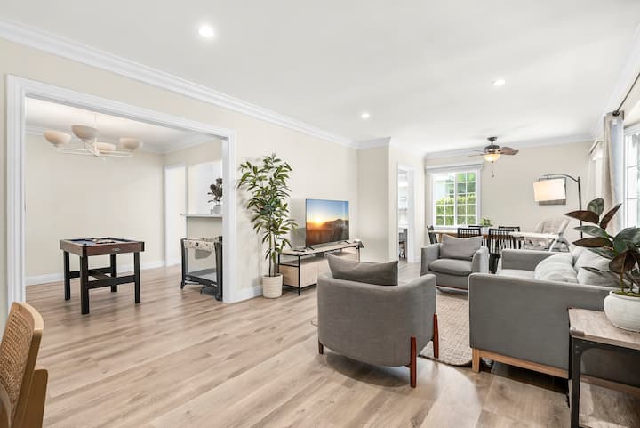 Cozy Spacious Family Home Near Dtla With Game Room - San Gabriel, CA