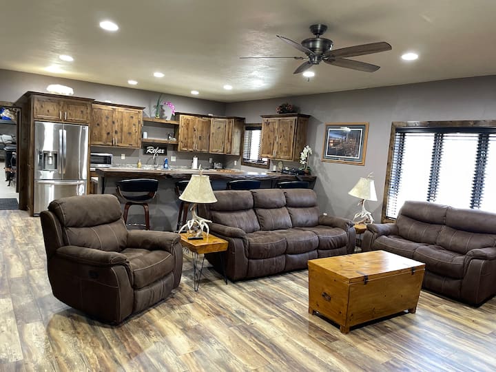 Large Country Home With Entertainment Garage - Marion, WI