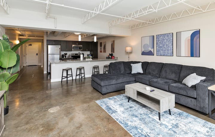 Downtown Des Moines Gem: 2br/2ba + Balcony & Grill - Des Moines, IA