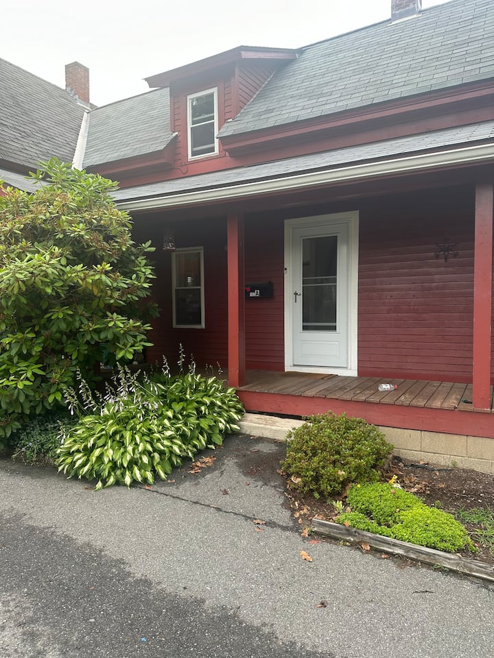 2 Bedroom Apartment, Great Spot! - Keene, NH