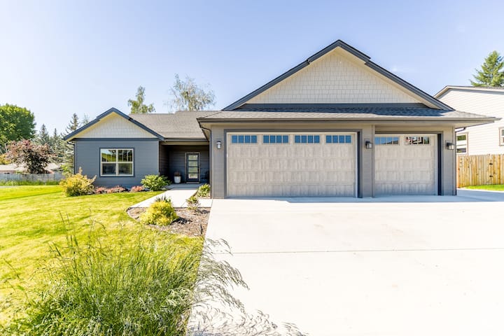 New Spacious Home, 3 Car Garage, Private Backyard. - Moscow, ID
