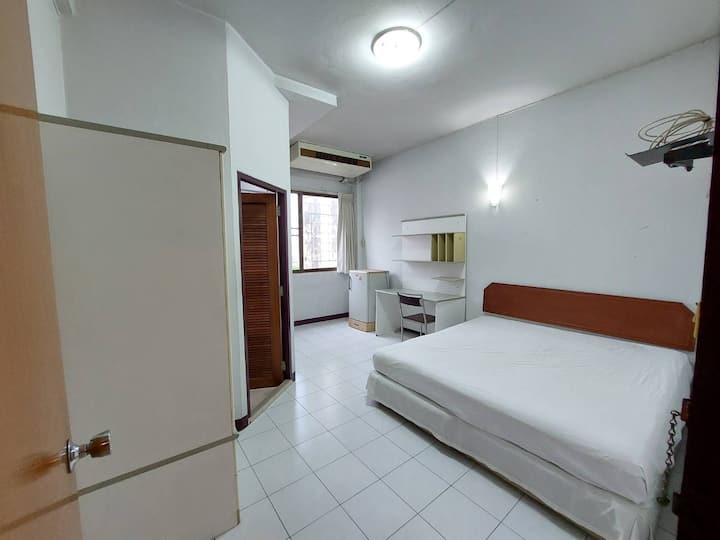 Room22, 6ft Bed, Private Bath, Bts Saphan Thaksin - Bangkok