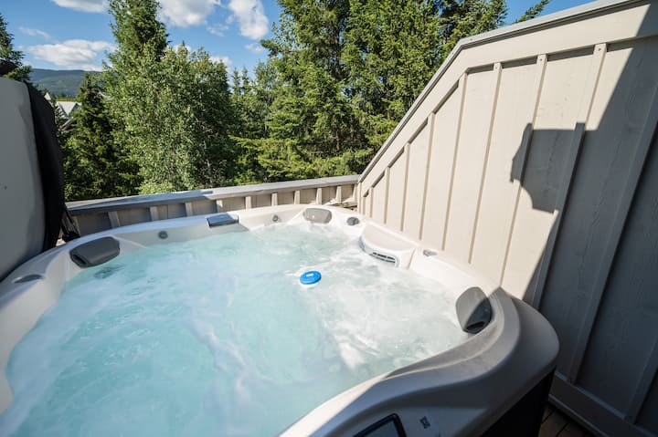 Modern Mountain- 3 Bed/2.5 Bath- Private Hot Tub! - Whistler